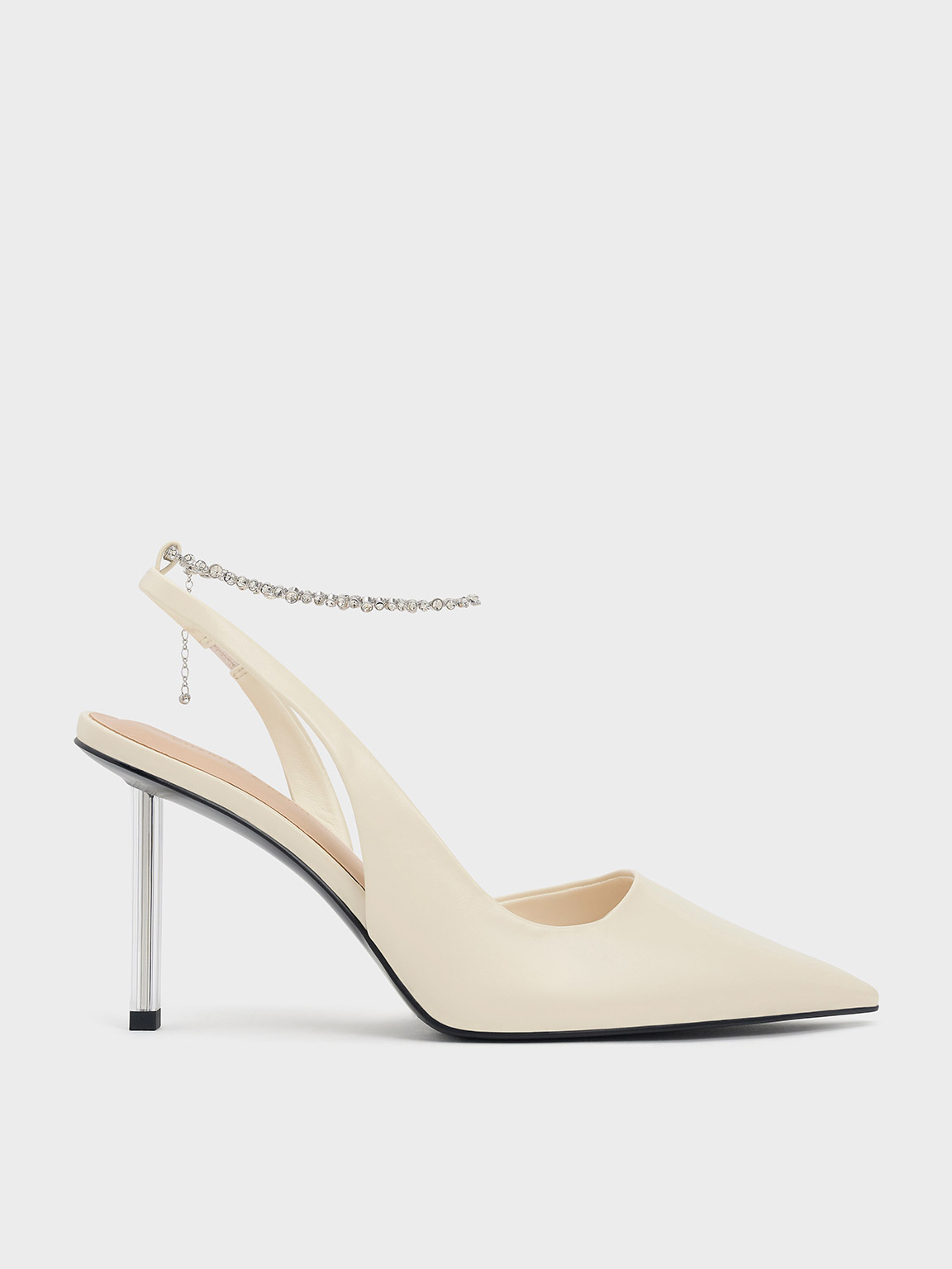 Tacones d'Orsay con correa al tobillo y cadena con cristales - Crema ...